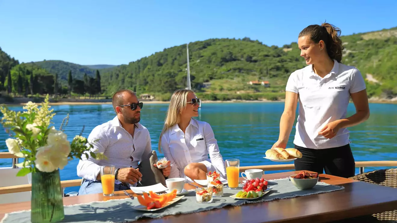 Luxury Yachting Jobs: Being a Yachtie Just Might Be Your Dream Job ...